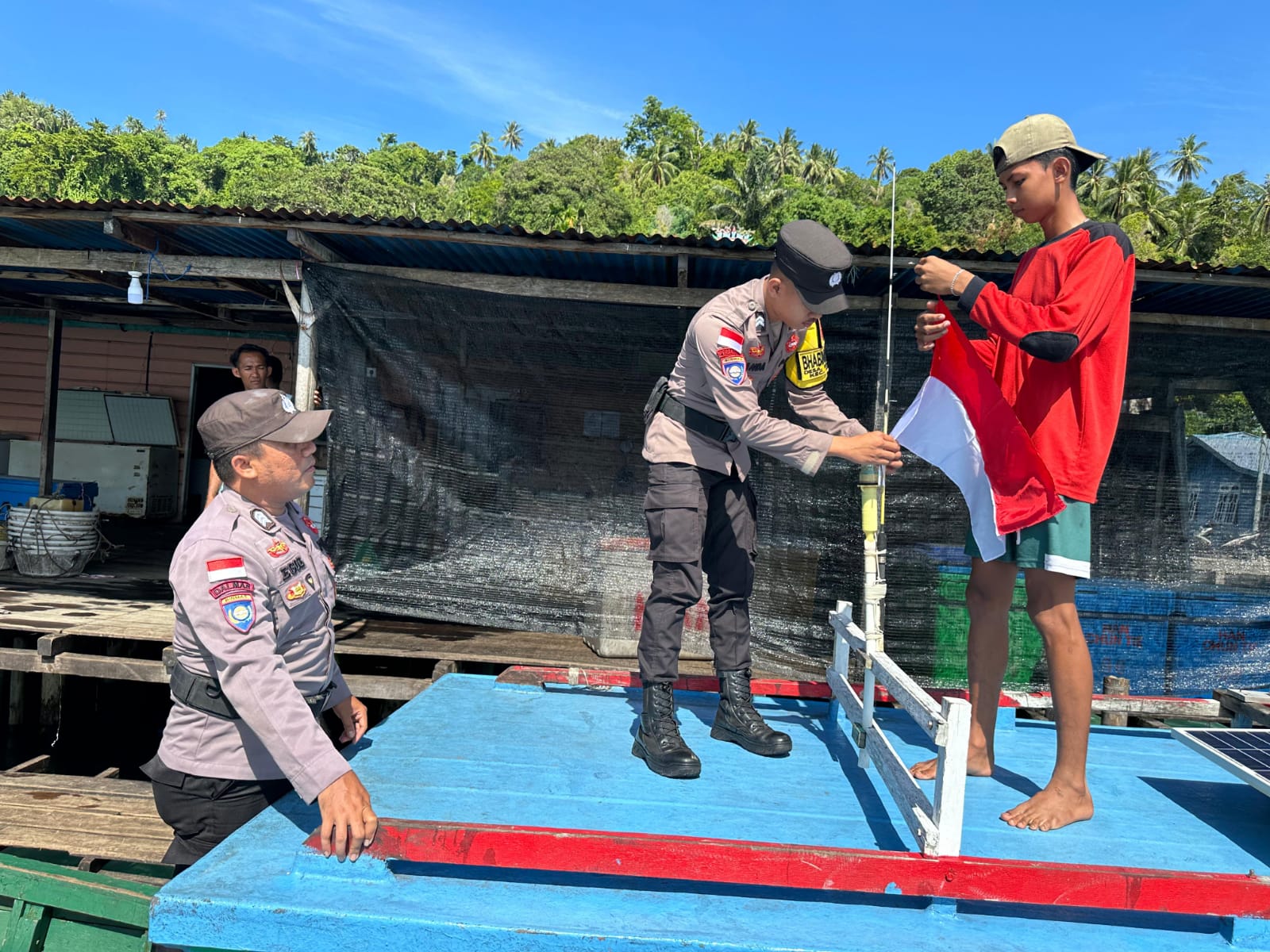 Bhabinkamtibmas Polsek Siantan Bagikan Bendera Merah Putih kepada ...